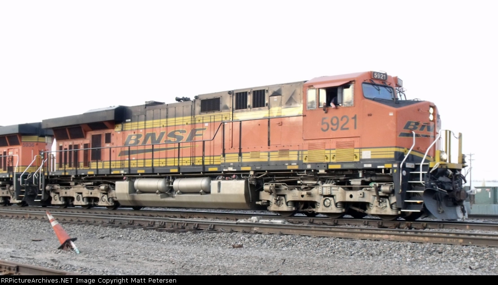 BNSF 5921